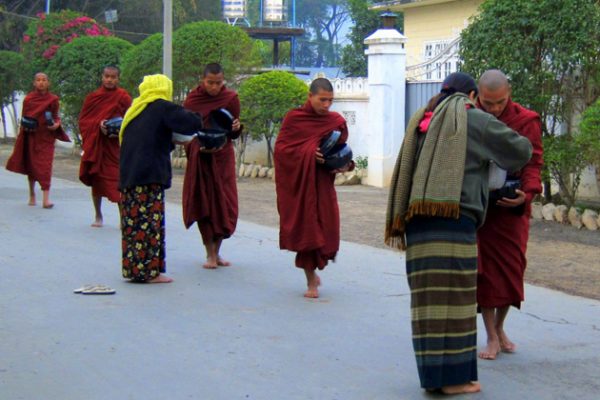 Myanmar Traditional Costume - Longyi - Myanmar Tours