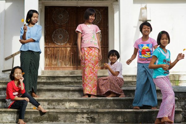 Myanmar Traditional Costume - Longyi - Myanmar Tours